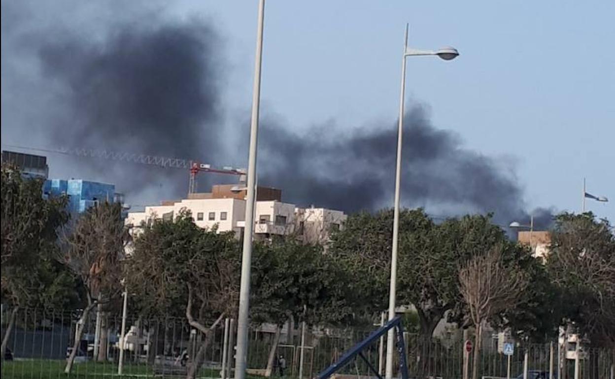 Incendio En Almer a Una Densa Columna De Humo Negro Alerta De Un incendio-en-almer-a-una-densa-columna-de-humo-negro-alerta-de-un